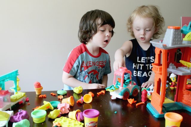 Fun with PLAY-DOH TOWN! Let's get colorful!