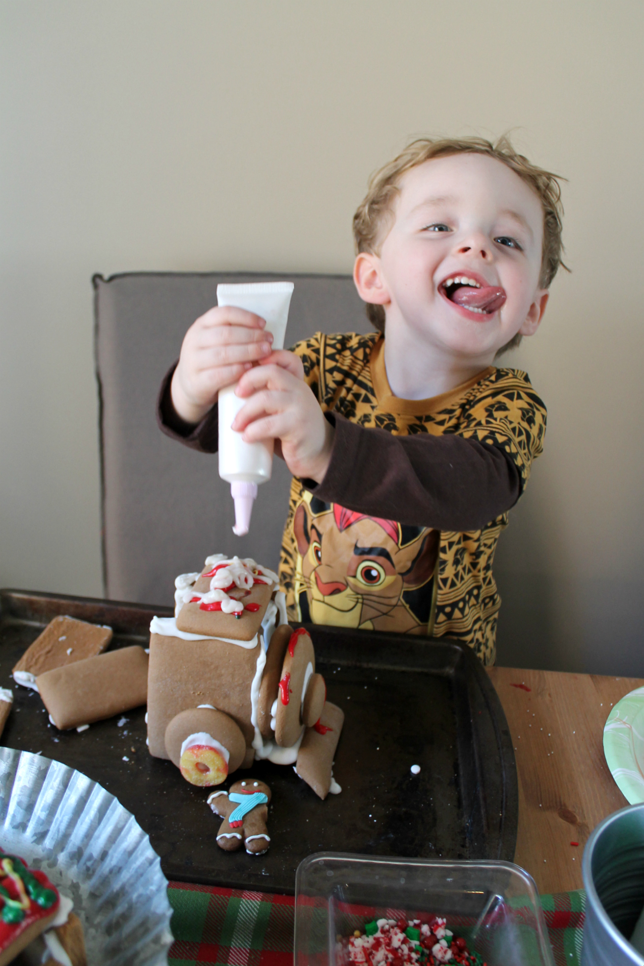 10 Tips to Make Decorating Gingerbread Houses with Kids Easier